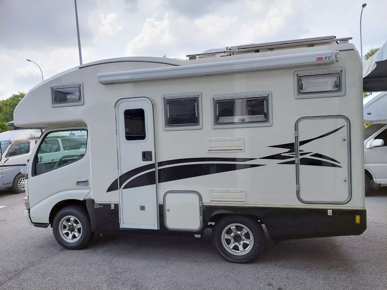 [For Rent] Toyota Camroad 2.0 Petrol - RV2U