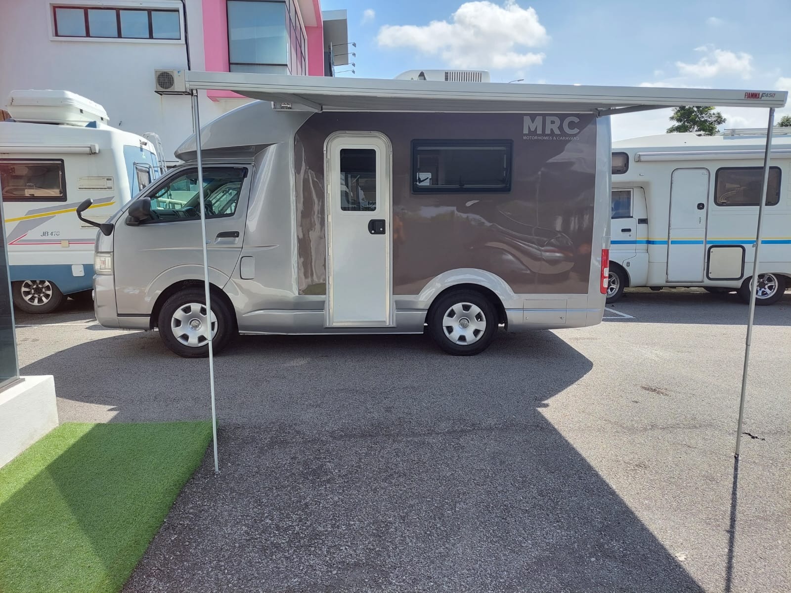 [For Rent] Toyota Hiace Bigfoot 3.0 Petrol - RV2U